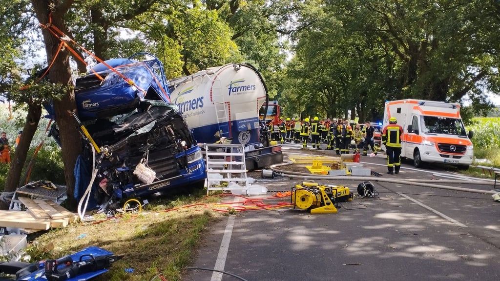 Unfälle: Silo-Lkw kracht gegen Baum - ein lebensgefährlich Verletzter