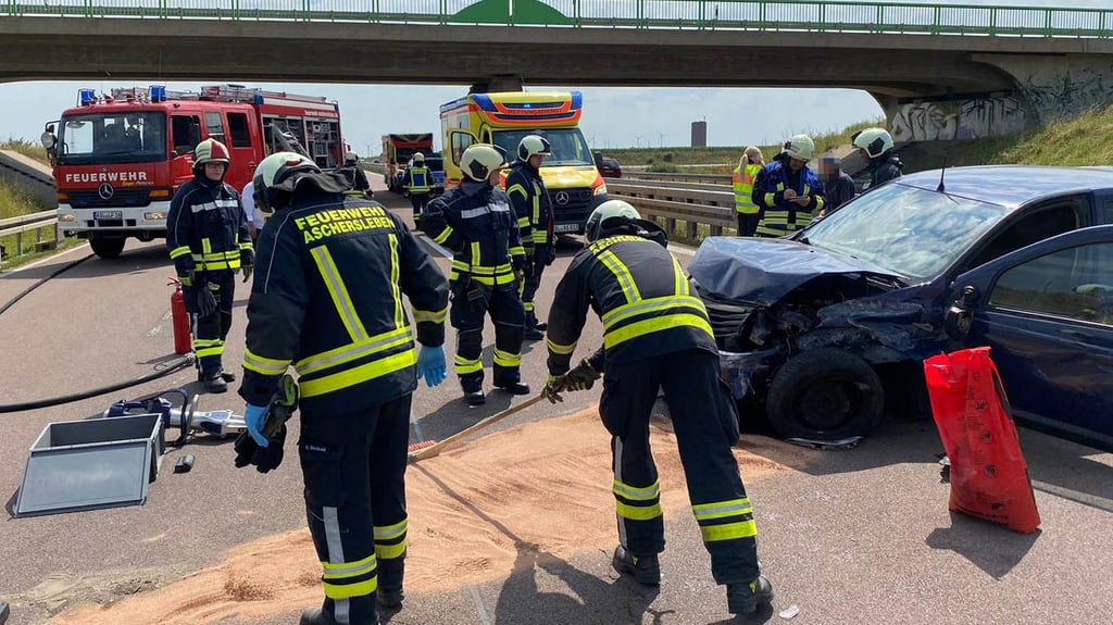 Autobahn gesperrt: Zwei Verletzte nach Unfall auf der A36 nahe Hoym