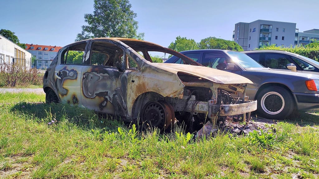 Ausgebranntes Autowrack in Schönebeck: Was steckt dahinter?