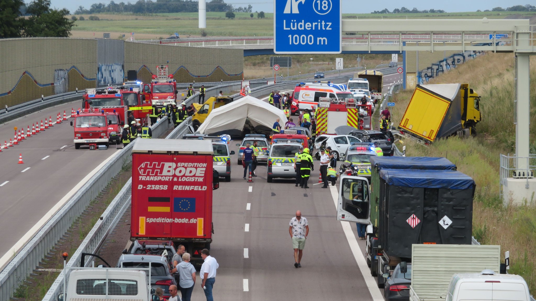 Unfall A14 bei Lüderitz: Mehrere Tote und Verletzte - Vollsperrung