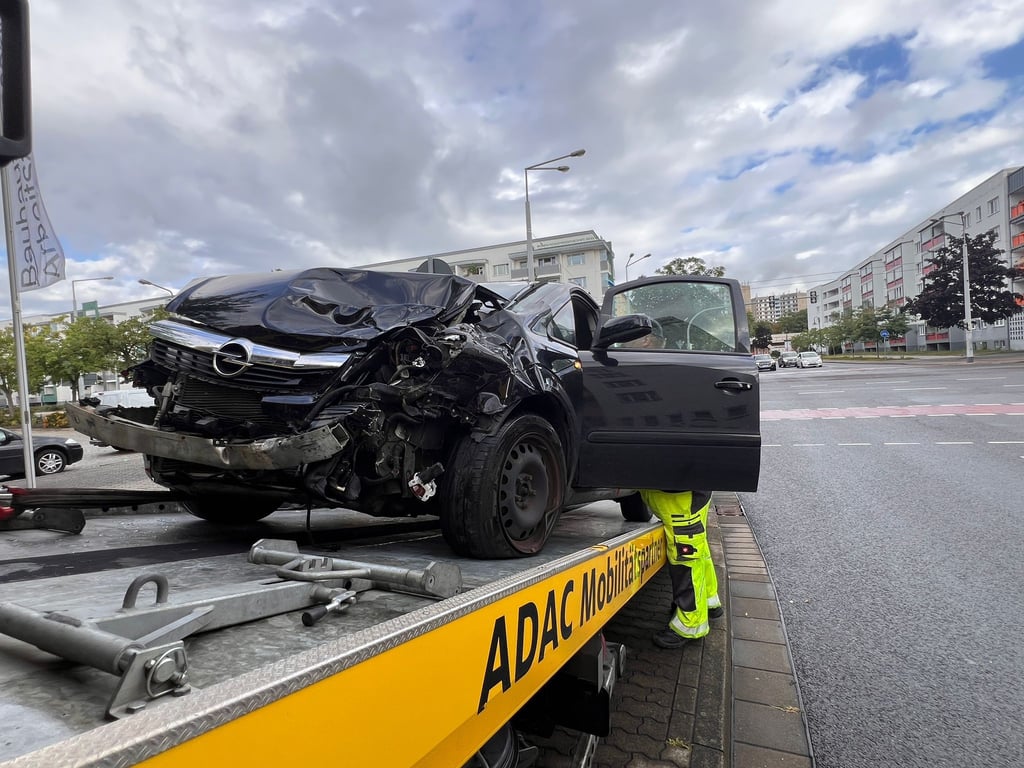 Hoher Sachschaden: Schwerer Unfall am August-Bebel-Platz in Dessau ...