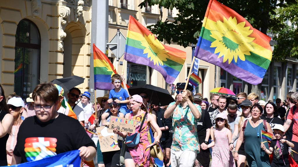 CSD Magdeburg 2024: Teilnehmerzahlen und Debatte um Queer-Rechte
