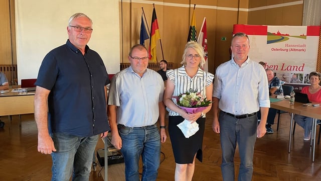 Politik: Blumen für neue Vize-Bürgermeisterin in Osterburg im Kreis Stendal