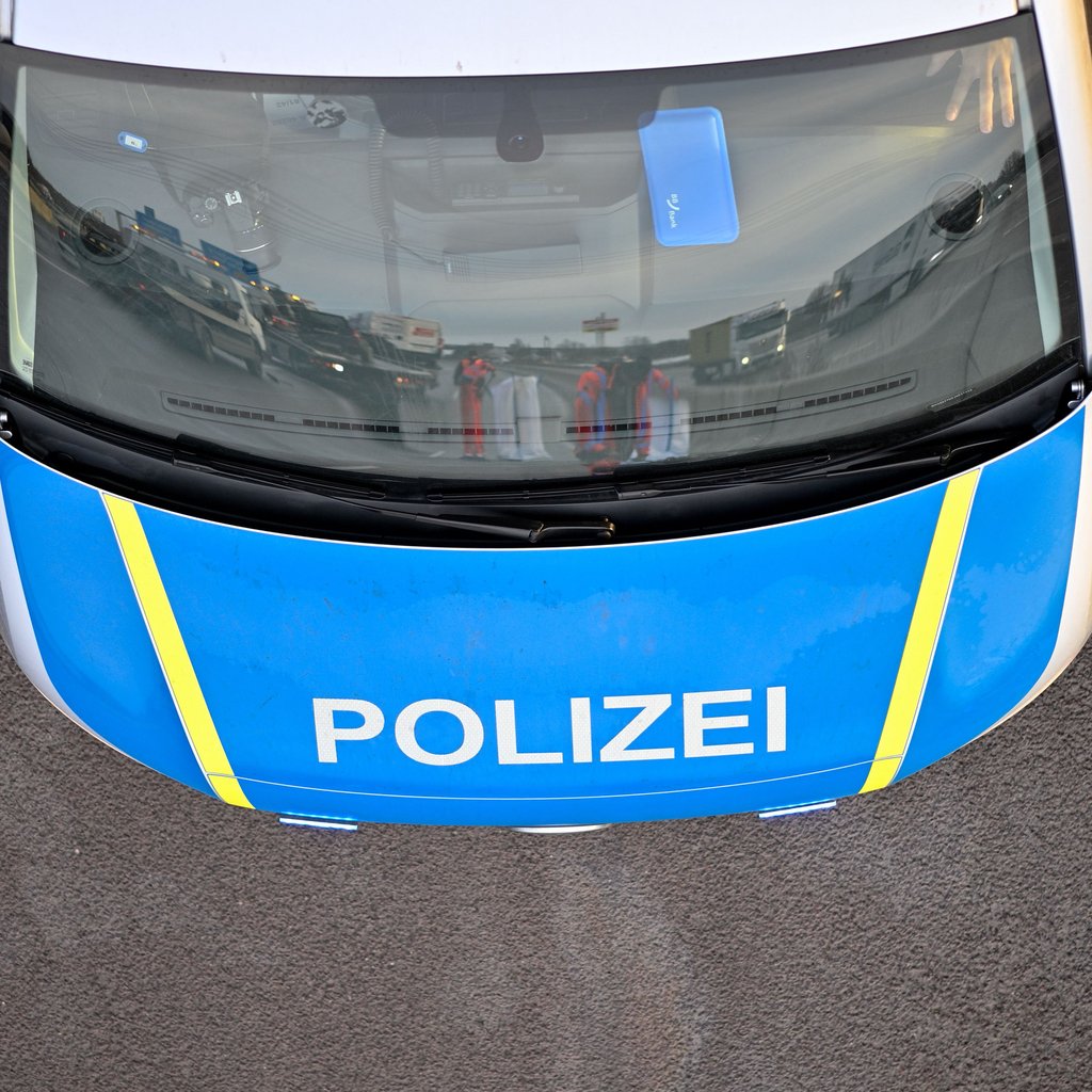 Unfall auf Autobahn bei Bernburg: A14 gesperrt - Verkehr über Standspur
