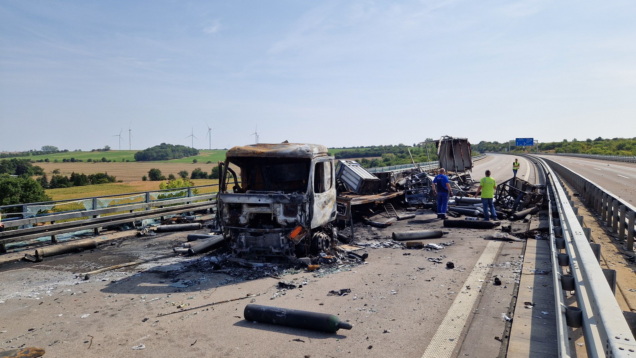 Schwere Explosionen auf Saalebrücke: A38 nach Lkw-Unfall weiterhin gesperrt