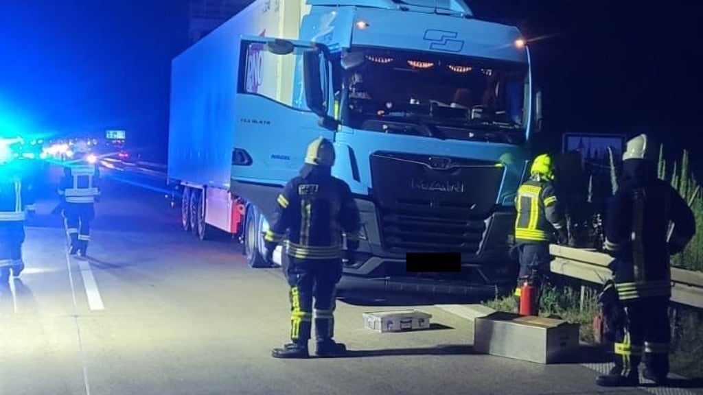 Hunderte Liter Diesel ausgelaufen: Lkw-Unfall auf A14 bei Bernburg wegen Sekundenschlaf