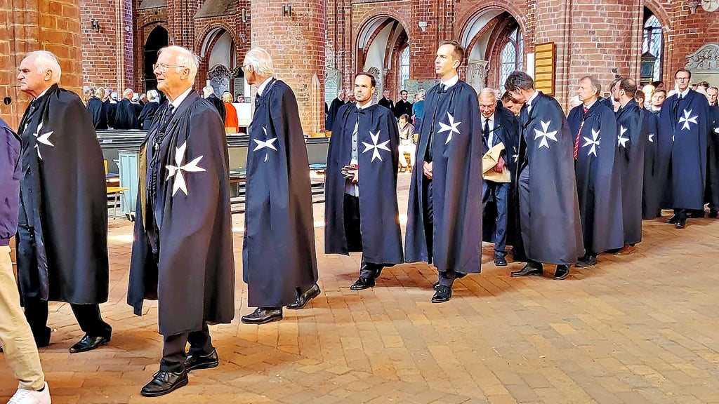 100 Ritter der Johanniter in Stendal: Tradition im festlichen Gewand