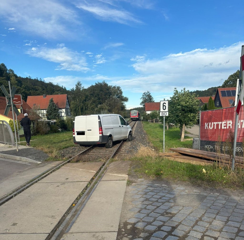 Polizei ermittelt gegen Fahrer: Transporter versperrt „Wipperliese“ die ...