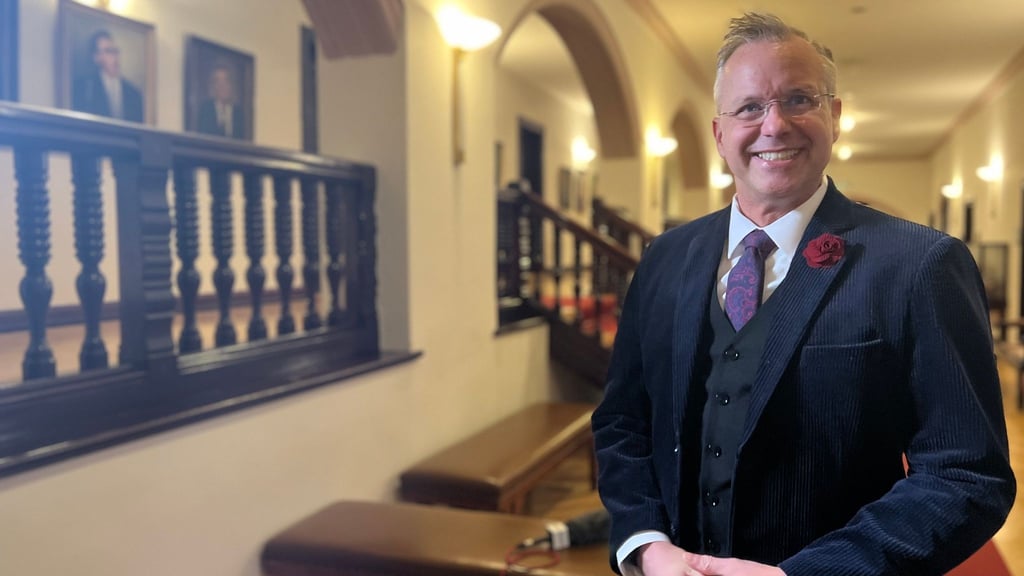 Nach Abwahl: Nikolas Häckel wird offiziell zum Sylter Ex-Bürgermeister