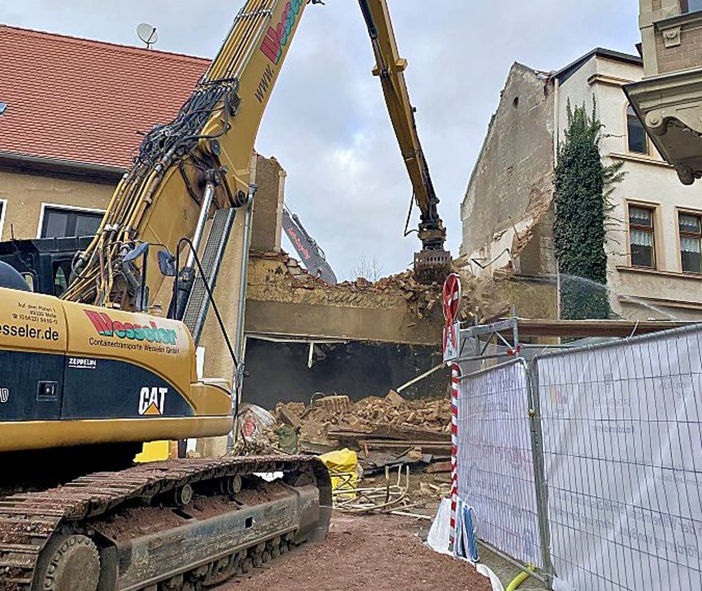 Vollsperrung: Bagger im Doppelpack - Abriss mitten in Bernburgs Innenstadt
