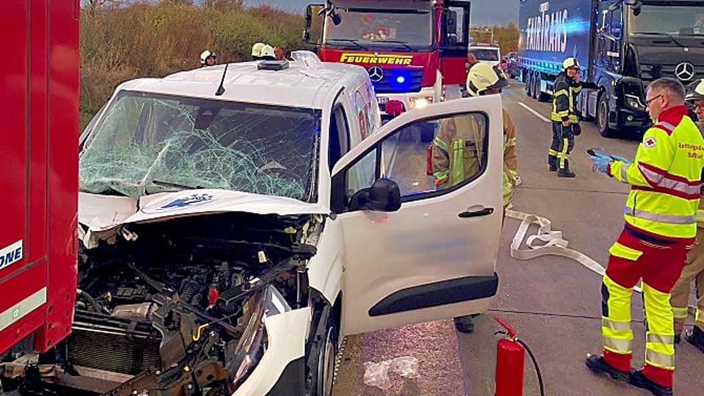 Autobahn-Unfall A14 bei Bernburg: Kleintransporter-Fahrer schwer verletzt