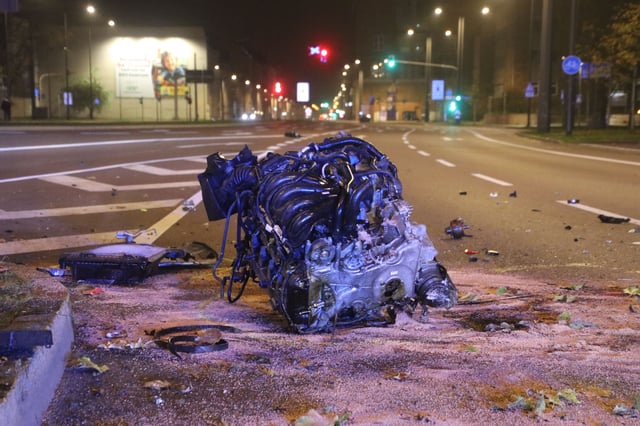 Heftiger Unfall am Riebeckplatz Halle: Gegen Polizeiauto gekracht - B6 lange gesperrt