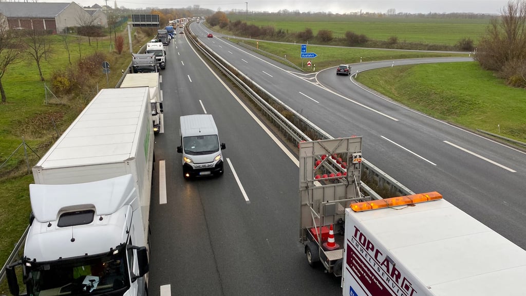 Stau wegen Bergungsarbeiten: Vollsperrung nach Lkw-Unfall auf Autobahn 36 im Harz bei Wernigerode