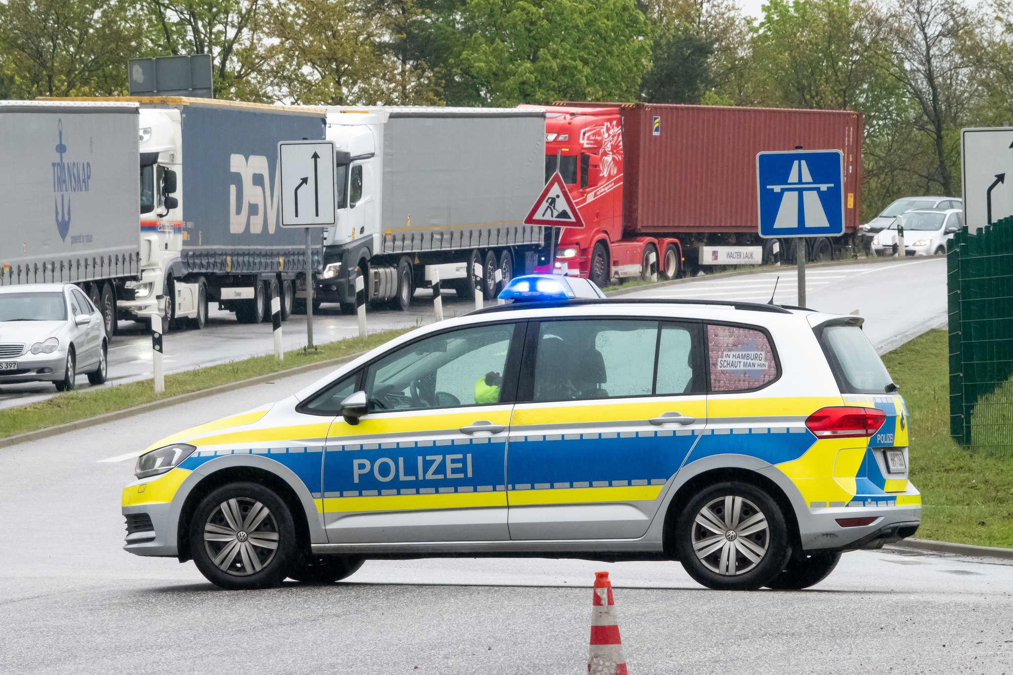 Zwei Leichtverletzte: Vollsperrung nach Unfall auf A9 bei Dessau: Seat drängt Lkw in Leitplanke ...