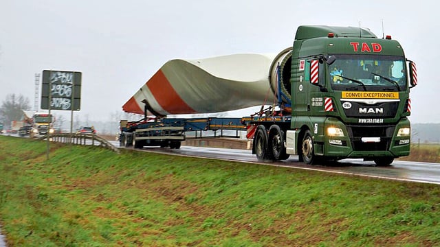 Autobahn-Verkehrsstau durch Schwerlasttransporter mit Windrad-Transport