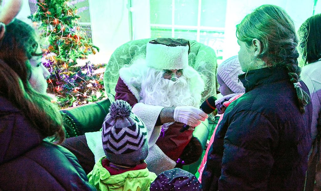 Adventsmarkt in Glindenberg: Wenn Santa mit der Feuerwehr statt des ...
