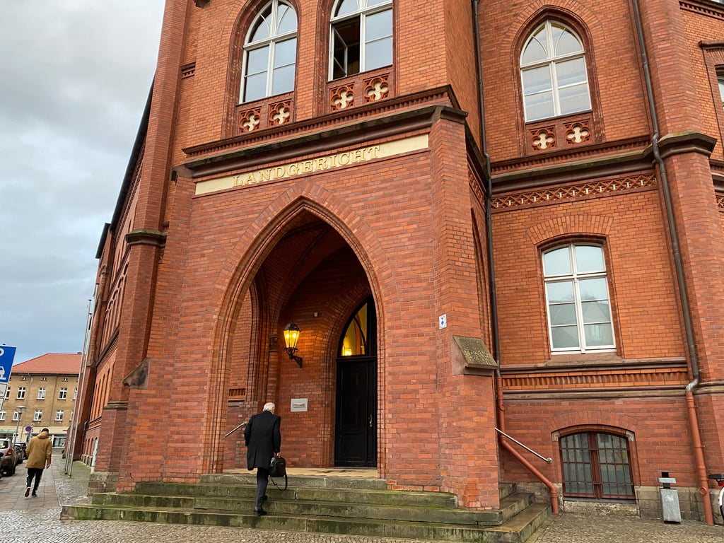 Messerattacke an Burger Hafenbar: Zeuge belastet Angeklagten