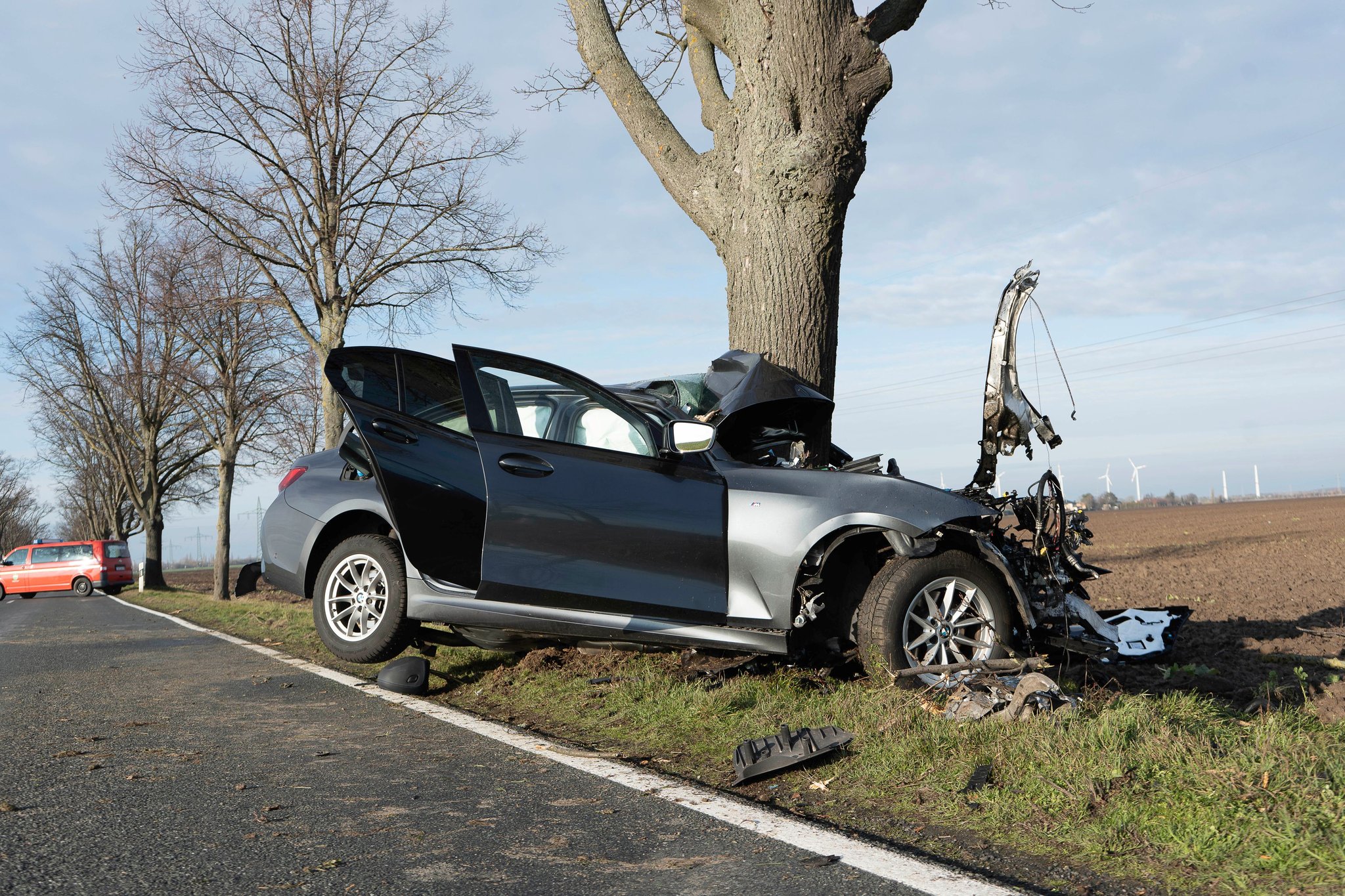 Unfall an Weihnachten: BMW prallt nahe Brehna gegen Baum - Fahrer stirbt an Unfallstelle