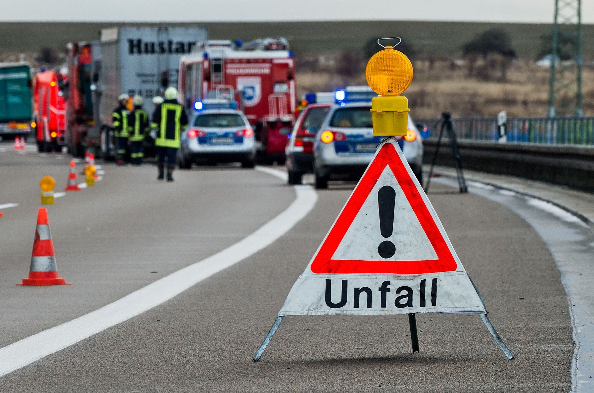 Gegen Leitplanke gekracht: VW-Fahrer will Auffahrunfall verhindern und schleudert über A9 bei ...