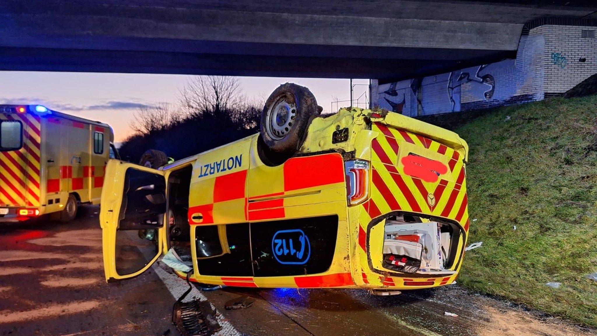 Auch Notarztwagen überschlägt sich: Autobahn GmbH erklärt die Ursache ...