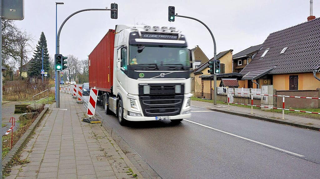 Kein Sicherheitsgeländer mehr: Schkopau: Schulkinder in Wallendorf ungeschützt an der ...