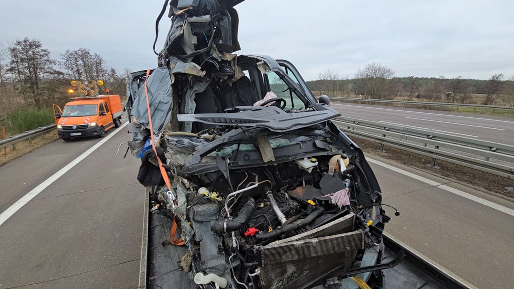 Schwerer Verkehrsunfall: Transporter kracht in Stauende auf A2 - Zwei Tote