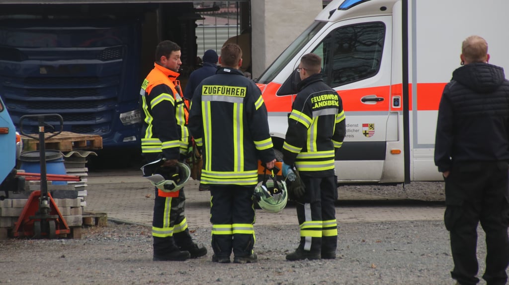 Tödlicher Arbeitsunfall: Mann wird unter Lkw eingeklemmt und stirbt