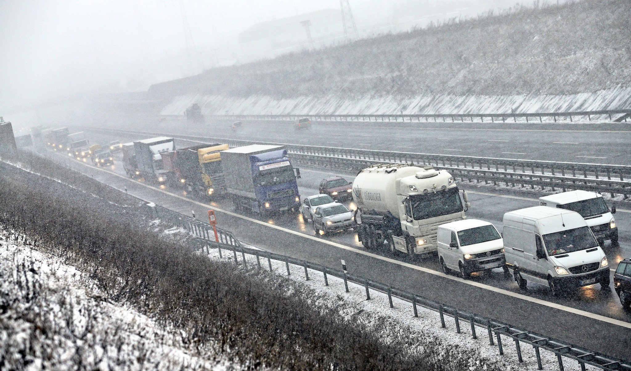 Vollsperrung auf A14 durch Unfall: Lkw steht durch Glätte quer