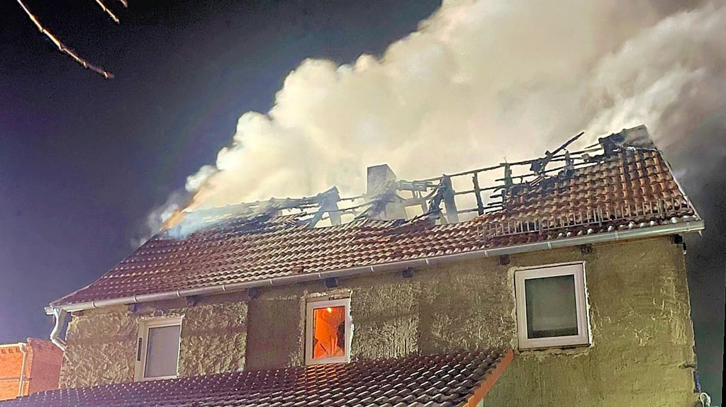 Brand im Vorharz: Dach eines Einfamilienhauses fängt Feuer