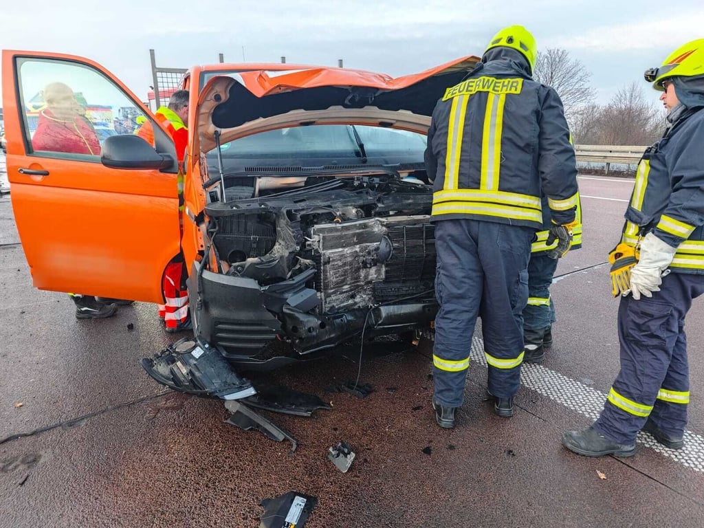 Unfall auf der A9: Schwerer Unfall auf A9: Vollsperrung und Stau am Freitagmorgen