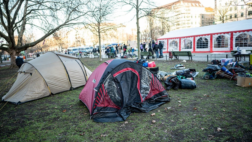 Proteste: Protestcamp für Flüchtlinge: Zelte auf Oranienplatz stehen