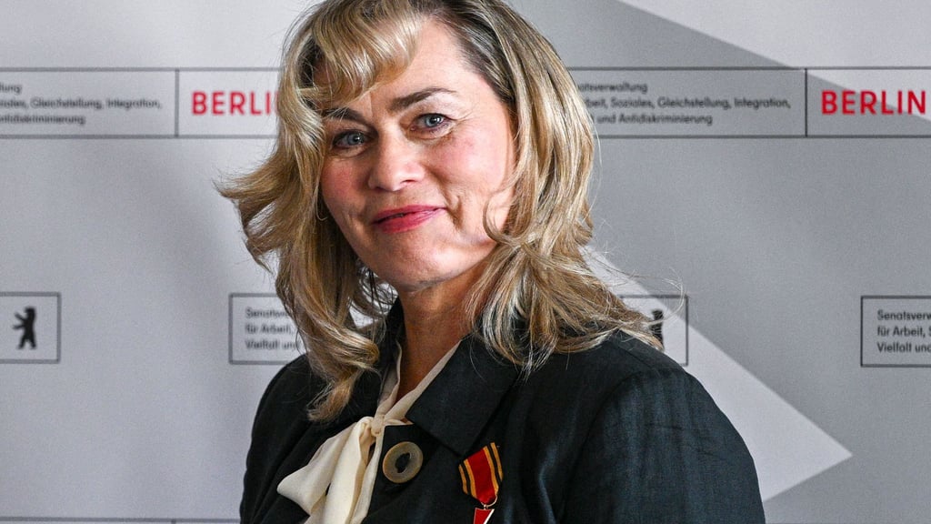 Auszeichnungen: Schauspielerin Gesine Cukrowski bekommt Bundesverdienstkreuz