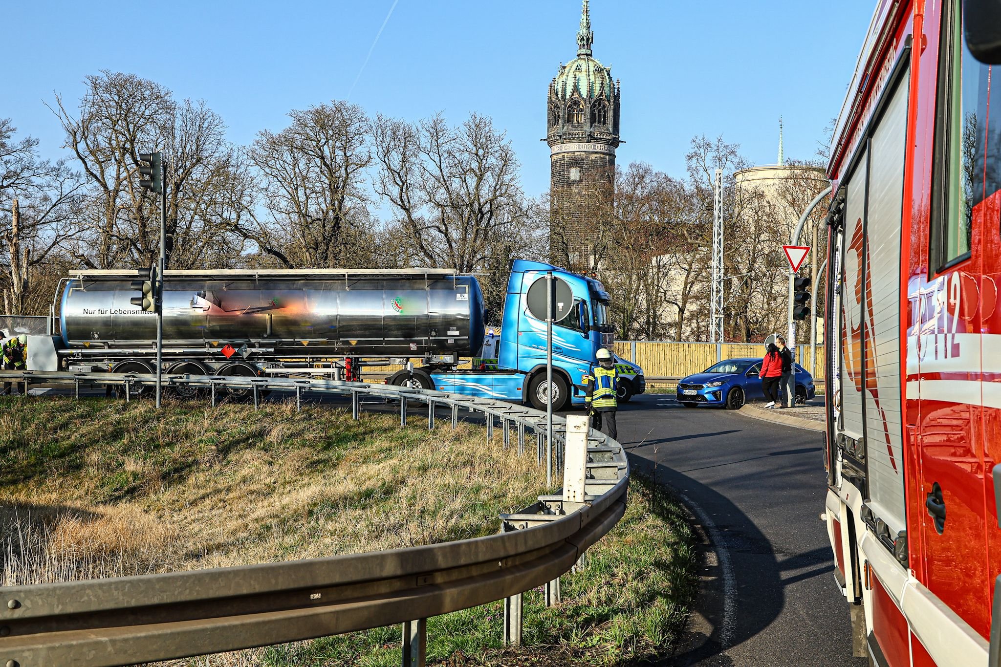 Lange Staus nach Unfall mit Lkw: Hafenbrücke in Wittenberg nach Unfall dicht