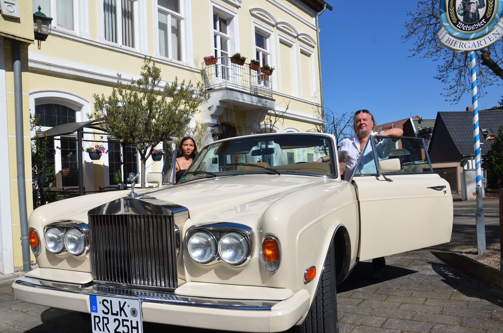 Oldtimer und Feiern: Hohenerxleber fährt „oben ohne“ nicht nur zum Standesamt