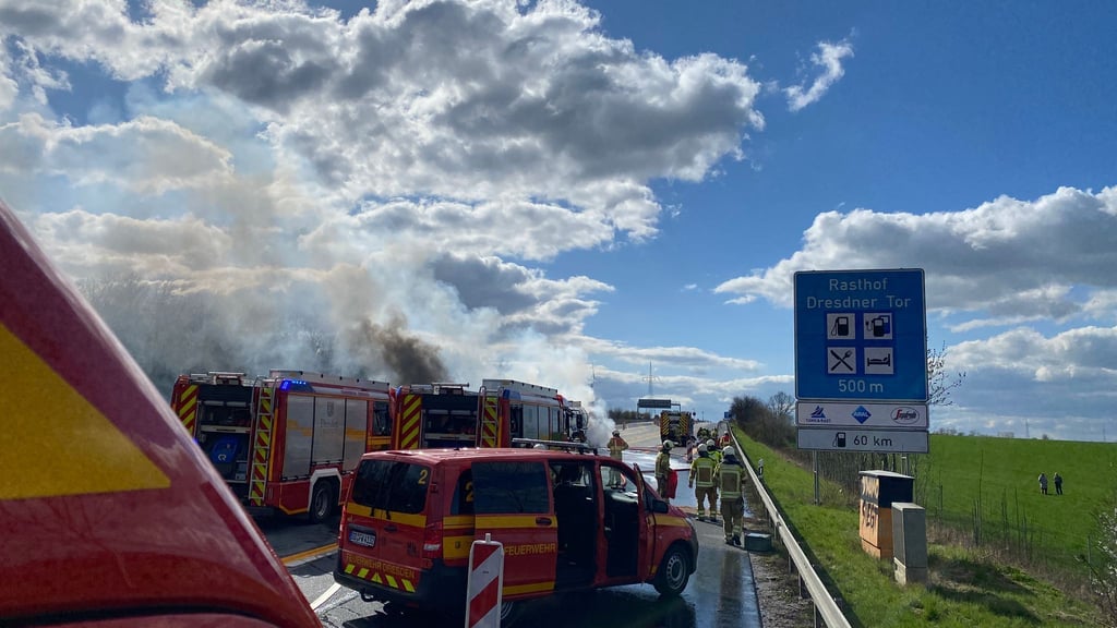 Stundenlange Vollsperrung: Lkw mit Säureabfällen brennt auf A4 bei Dresden