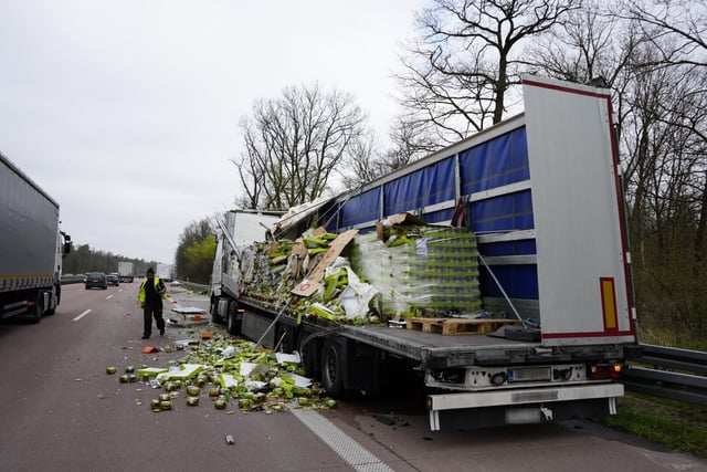 Unfall am Sonnabend: Sattelzug streift Lkw auf A9 bei Dessau - Gläser mit sauren Gurken ...