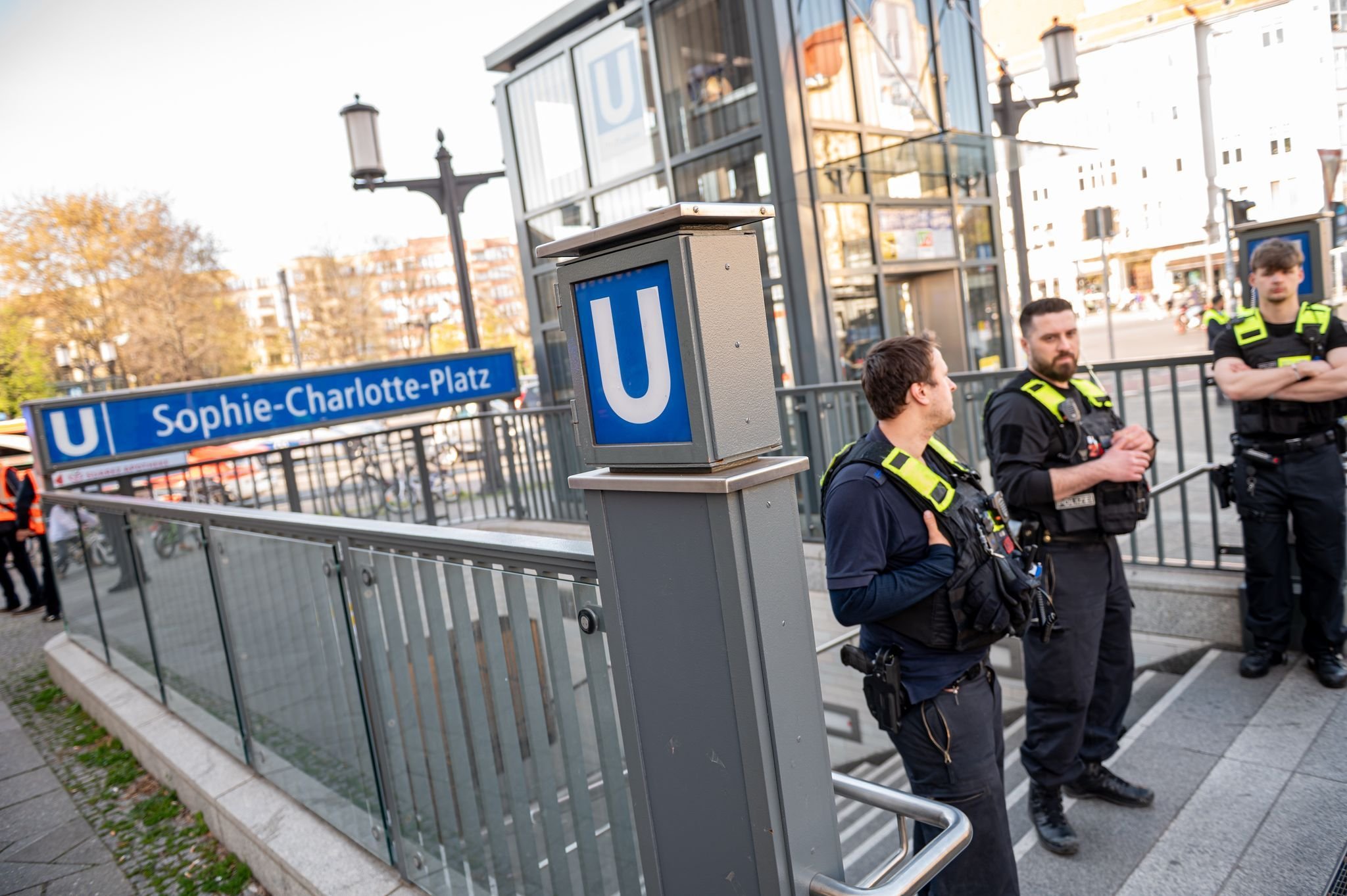 Attacke in Berlin: Messerattacke in U-Bahn - vier Schüsse treffen Angreifer