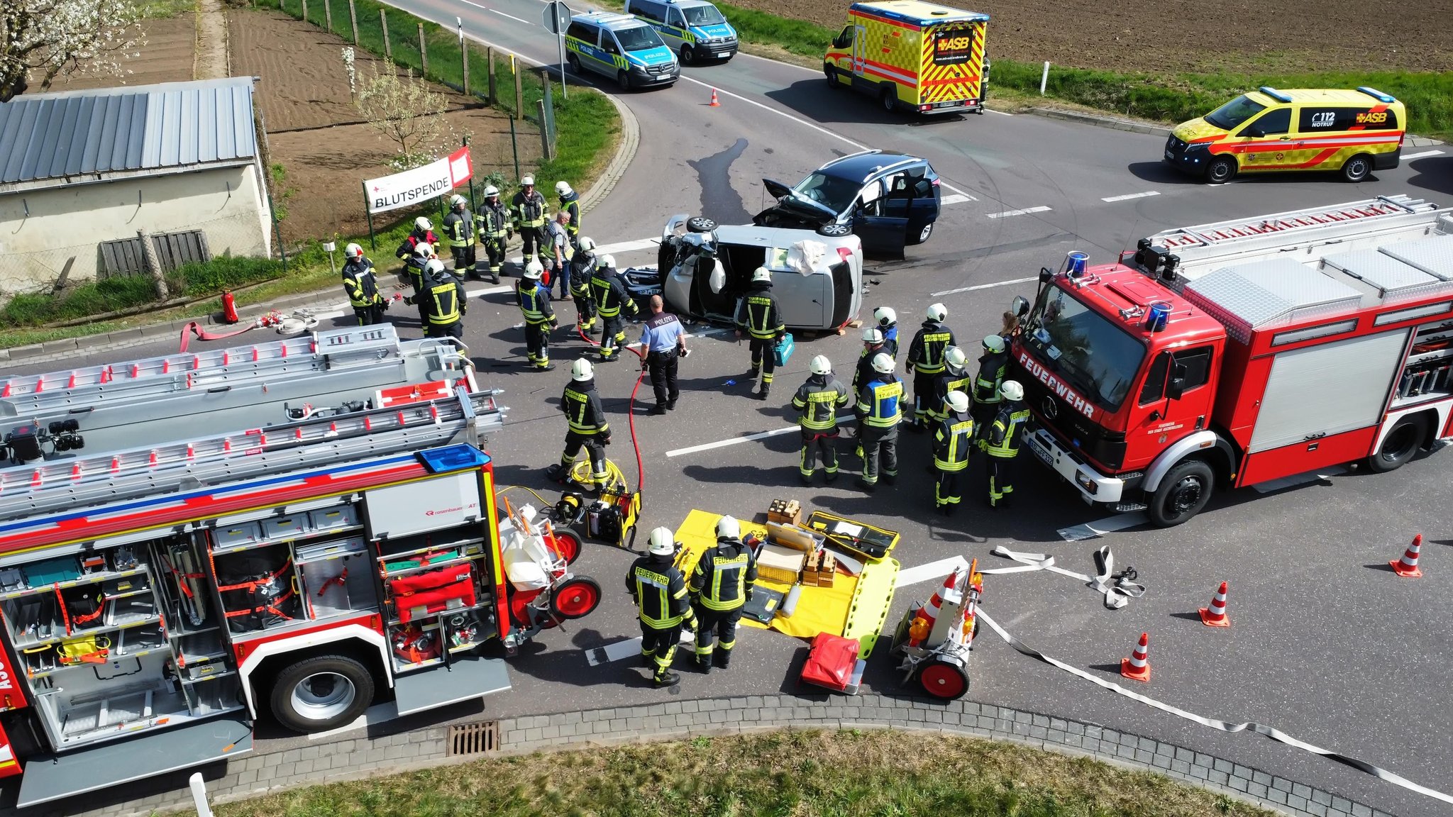 Fordernder Einsatz: Nach schwerem Unfall auf B180 in Winningen: Drei Verletzte ins Klinikum ...