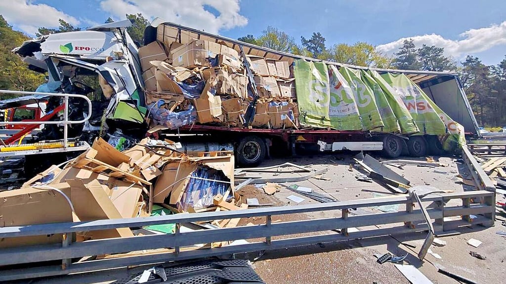 Vollsperrung durch Unfall auf A9: Zwei Lkw-Fahrer schwer verletzt