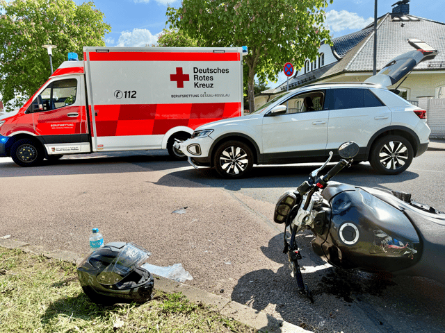 Polizei und Rettungskräfte vor Ort: Unfall im Dessauer Ortsteil Ziebigk - Motorradfahrer wird ...
