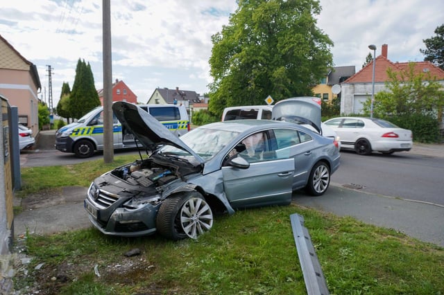 Viele Retter vor Ort: Schwerer Unfall auf der B100 in Pouch - Auto kracht gegen eine Hauswand ...