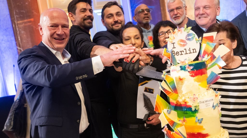 Gegen Queerfeindlichkeit: Bunte Torte für Toleranz im Roten Rathaus angeschnitten