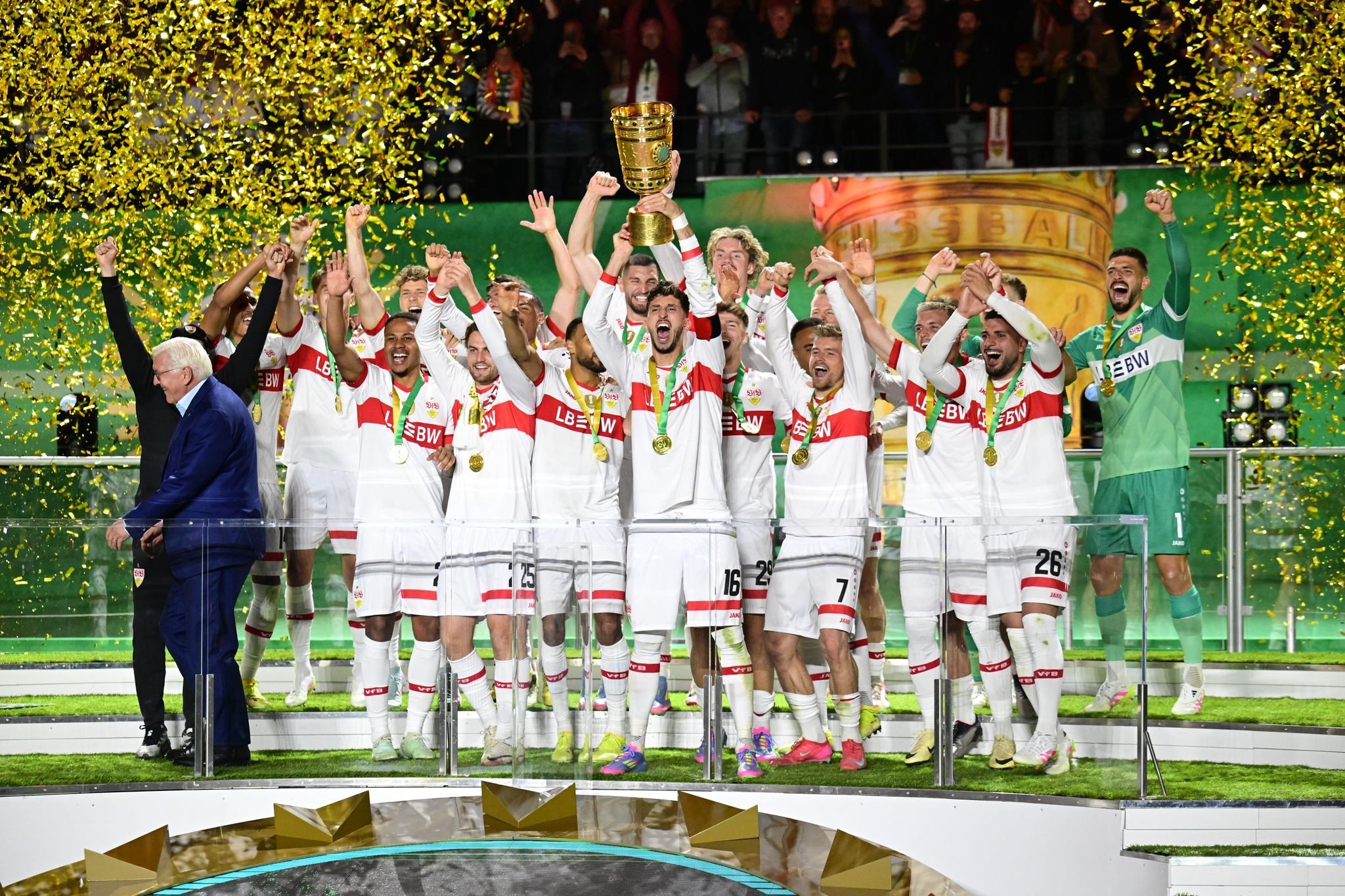 Nach dem Endspiel-Sieg: VfB im Rausch: Pokal-Party und neues Briefpapier