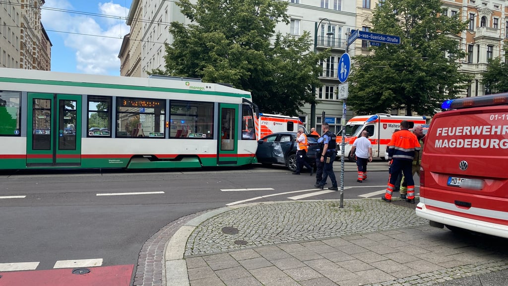 Polizeieinsatz auf der Otto-Von-Guericke-Straße: Nach Unfall mit Straßenbahn in Magdeburg: MVB ...