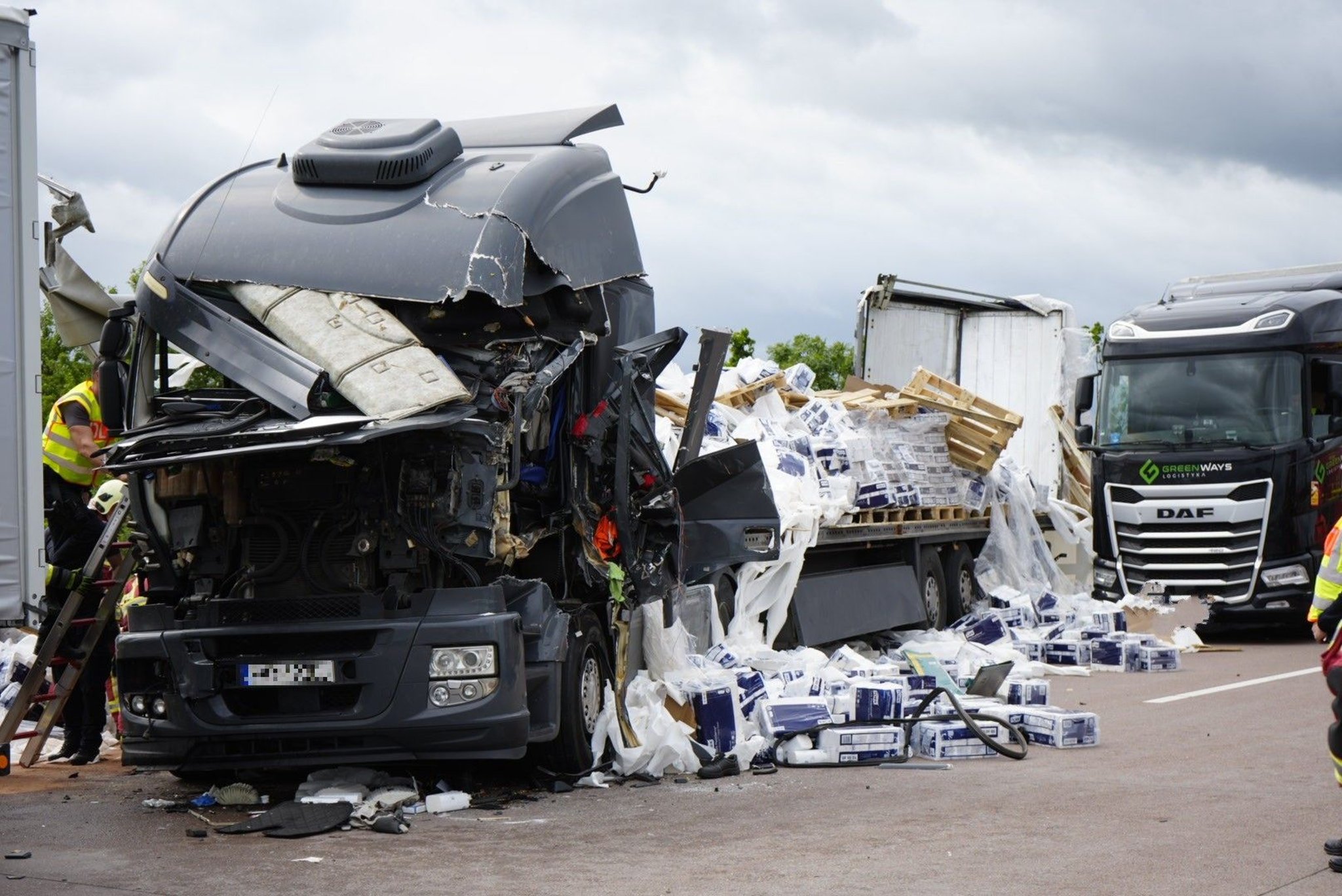 Sperrung bis Nachmittag: Unfall auf A9 bei Dessau-Ost! Crash zwischen vier Lkw - vier Verletzte