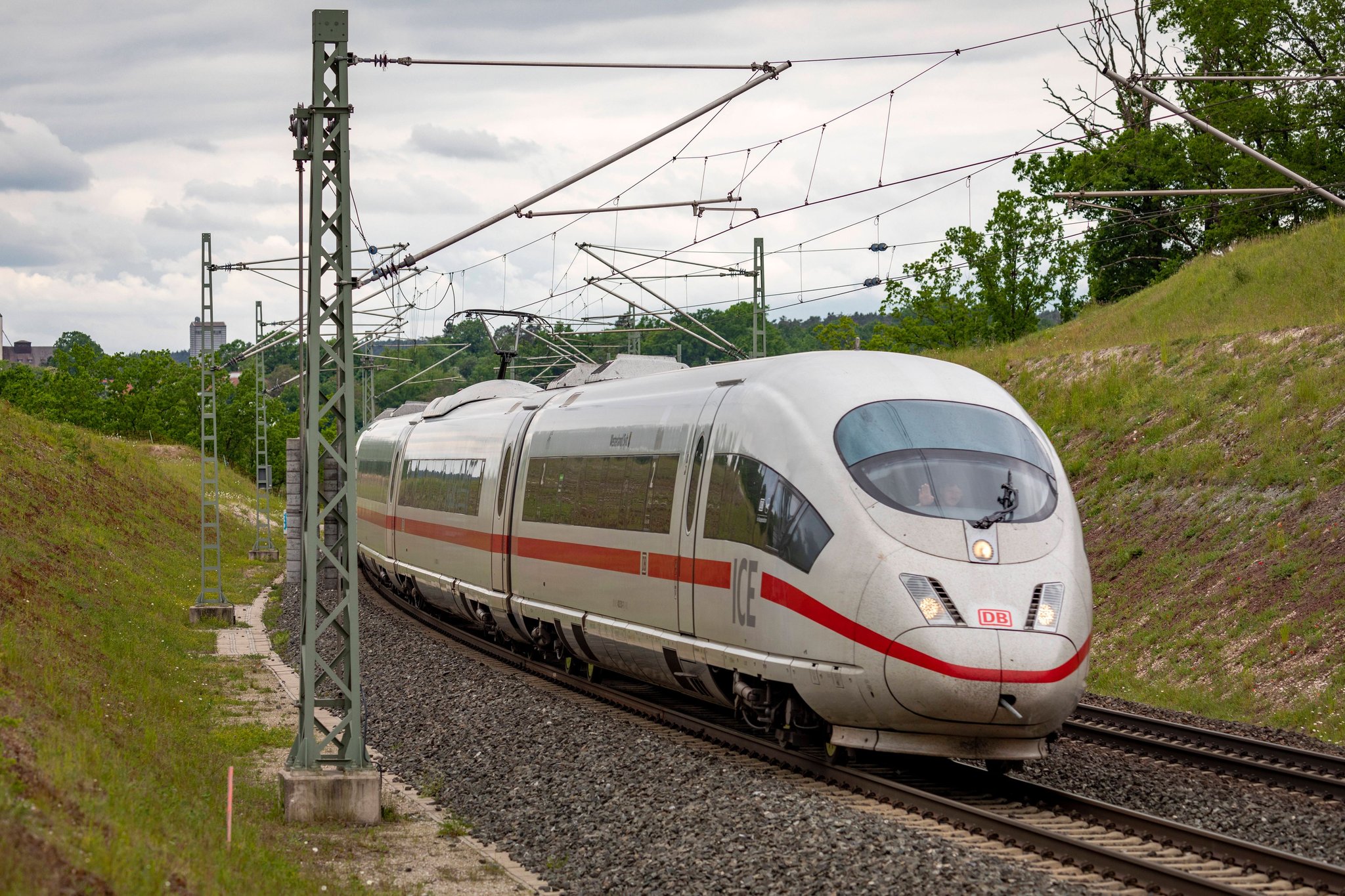 Unfall auf ICE-Strecke Wolfsburg-Berlin: Frau stürzt von Zug und wird überfahren
