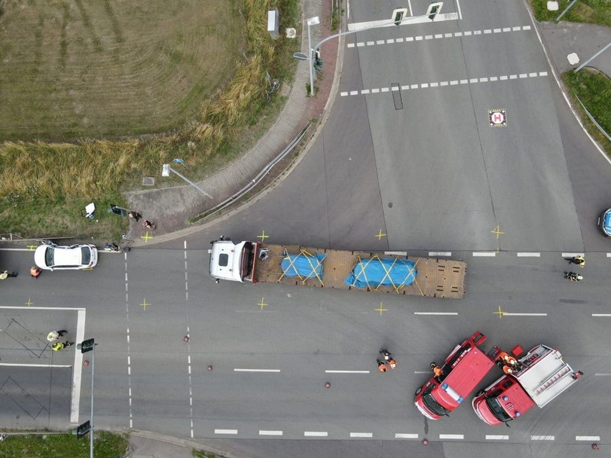 Zwei Schwerverletzte bei Zusammenstoß von Lkw und Auto auf B189 bei Seehausen
