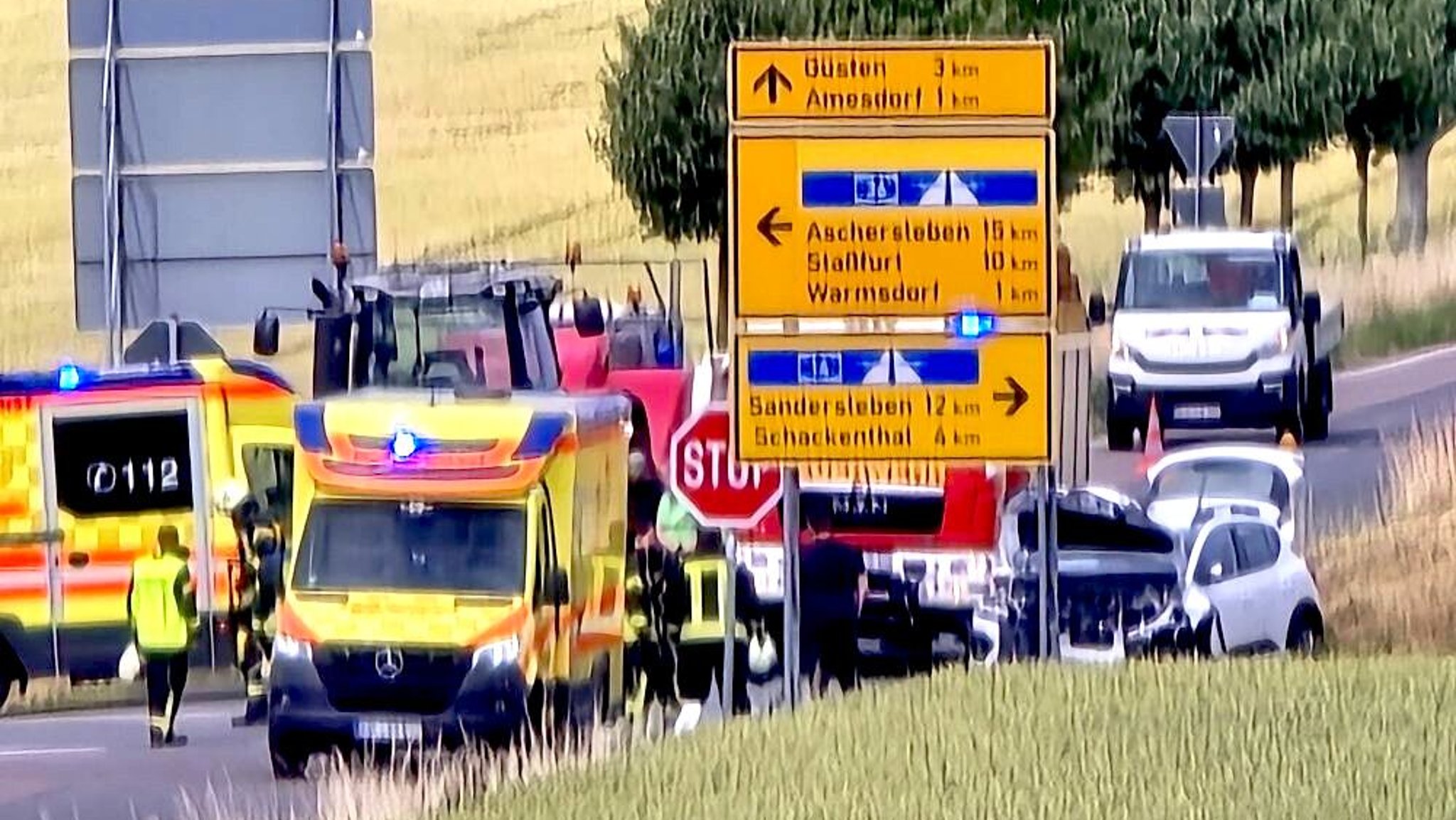 Zwei verletzte Personen: Schwerer Unfall mit Traktor an Kreuzung bei Giersleben