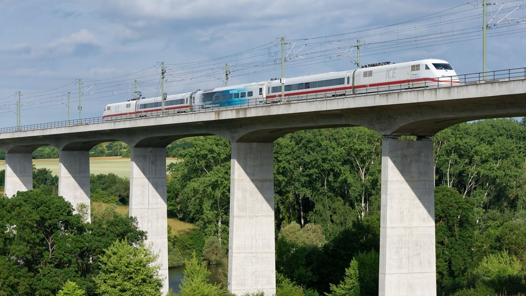ICE Rekordfahrt: Neuer Siemens Velaro Novo erreicht 405 km/h auf ...
