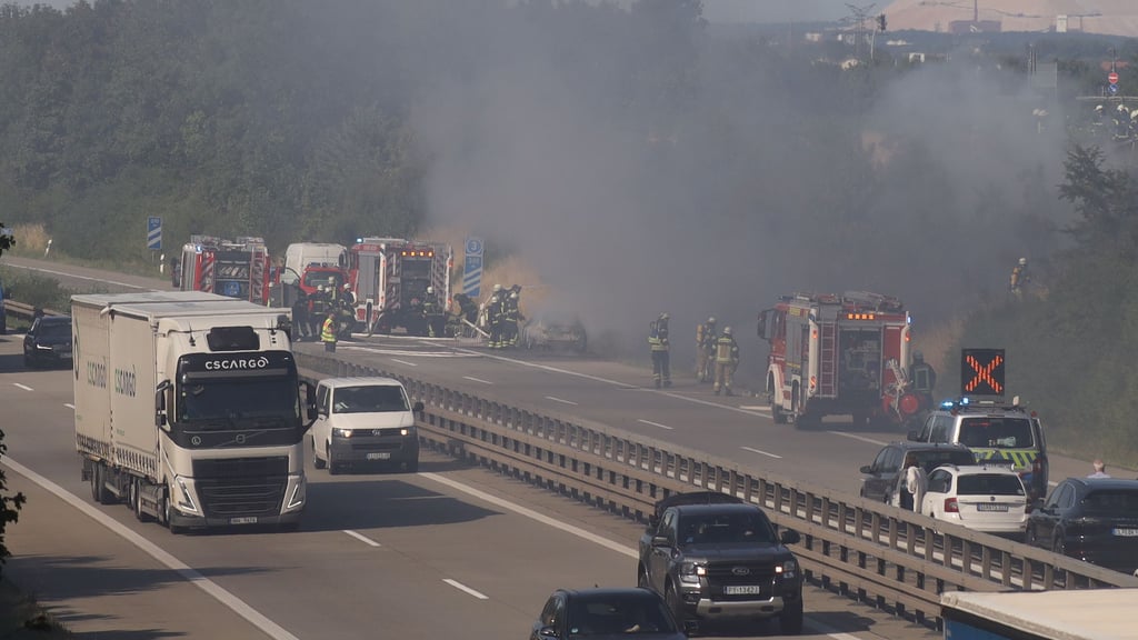 Stau auf A14: Auto brennt auf Autobahn bei Magdeburg aus